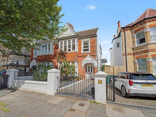 3 bedroom flat for sale
