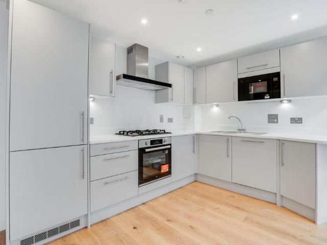 3 bedroom flat for sale