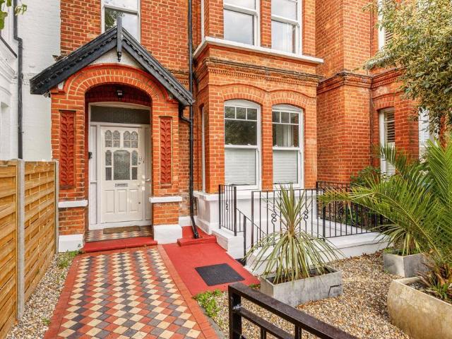 3 bedroom flat for sale