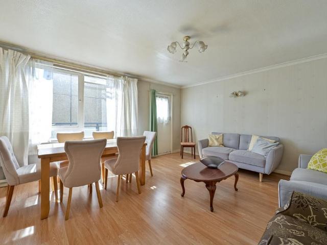 3 bedroom flat for sale
