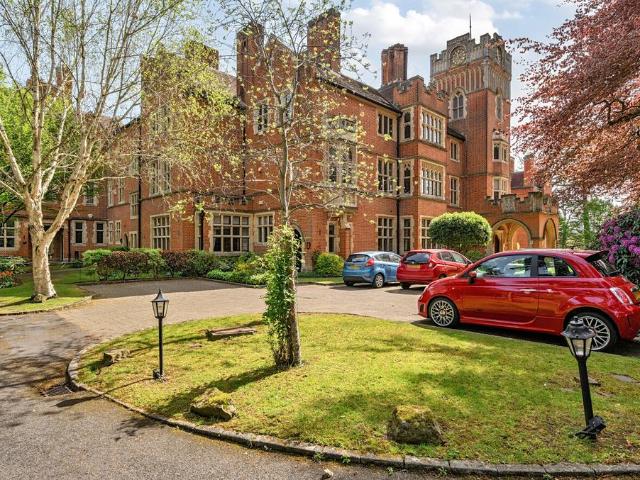 3 bedroom flat for sale