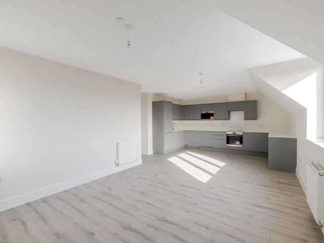 3 bedroom flat for sale