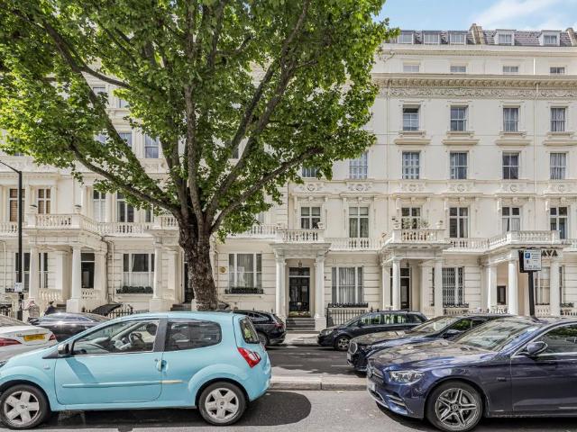 3 bedroom flat for sale