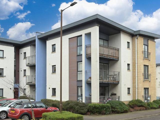 3 bedroom flat for sale