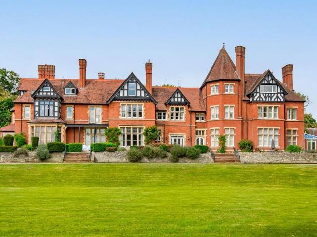 3 bedroom flat for sale