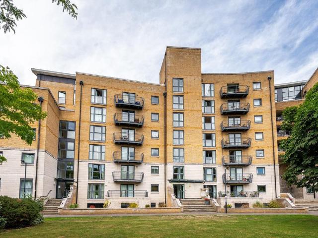 3 bedroom flat for sale