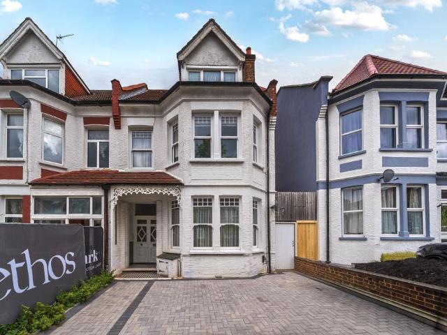 3 bedroom flat for sale
