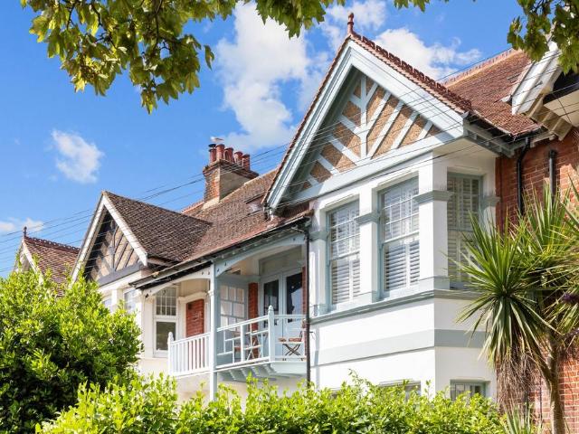 3 bedroom flat for sale