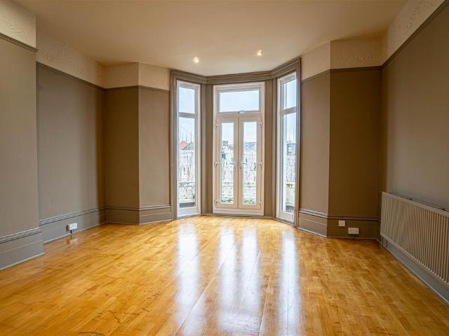 3 bedroom flat for sale