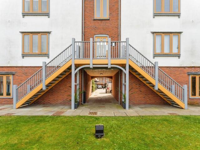 3 bedroom flat for sale