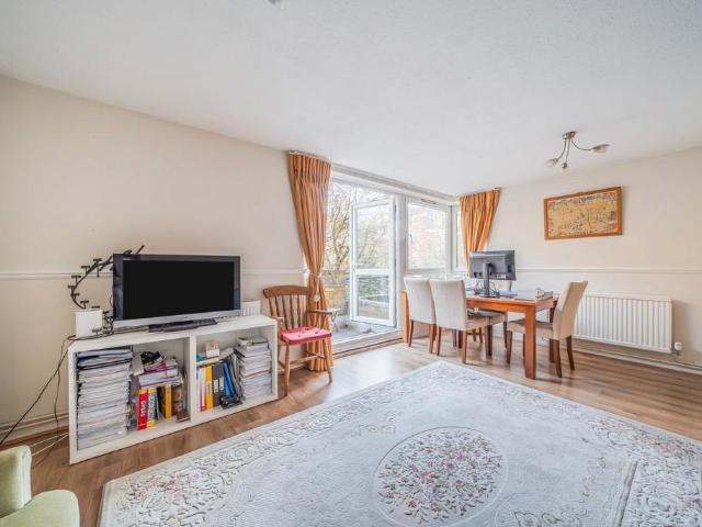 3 bedroom flat for sale
