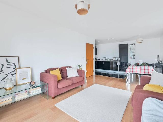 3 bedroom flat for sale
