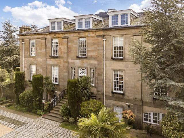 3 bedroom flat for sale