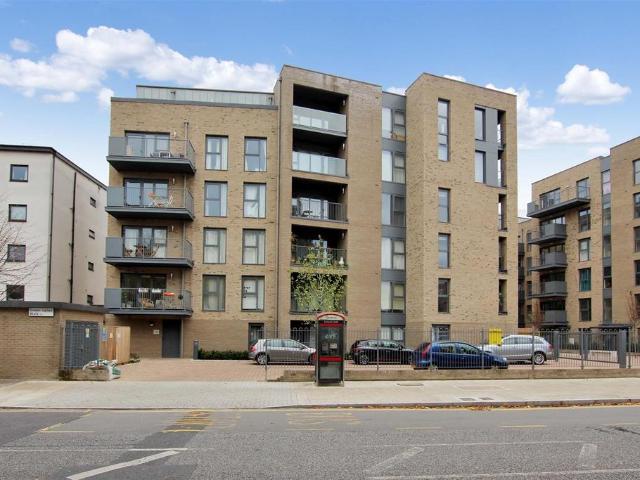 3 bedroom flat for sale