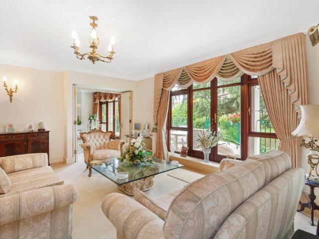 3 bedroom flat for sale