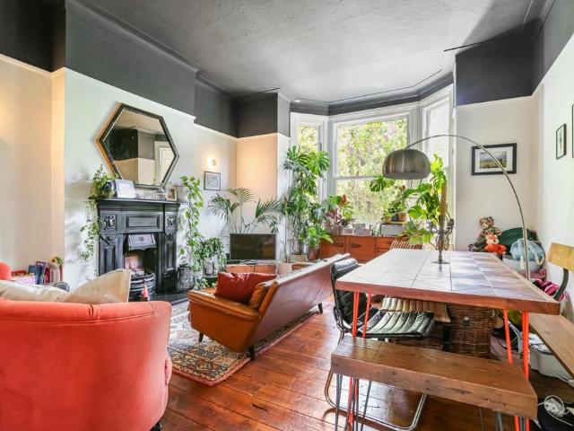 3 bedroom flat for sale