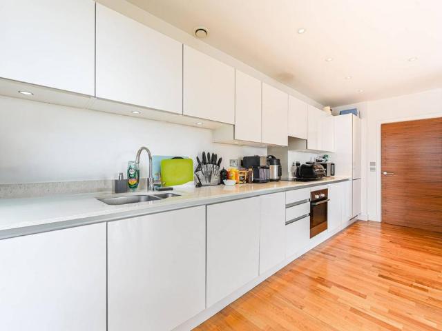 3 bedroom flat for sale