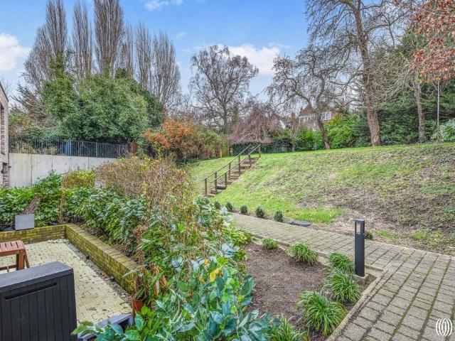 3 bedroom flat for sale