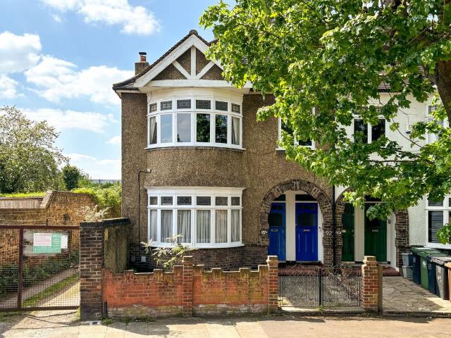 3 bedroom flat for sale