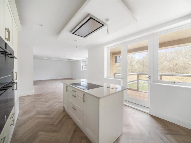 3 bedroom flat for sale