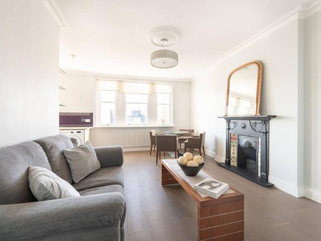 3 bedroom flat for sale