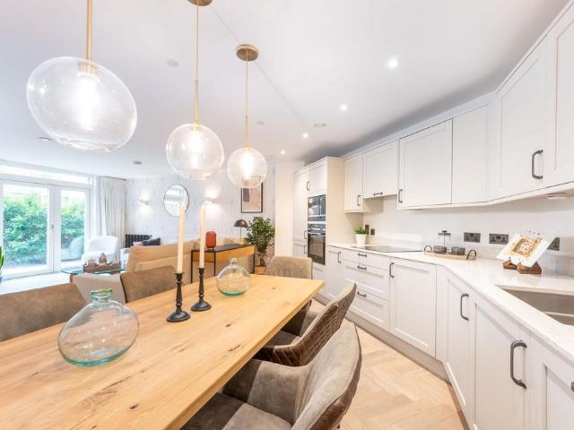 3 bedroom flat for sale