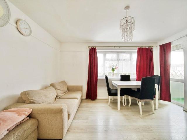 3 bedroom flat for sale