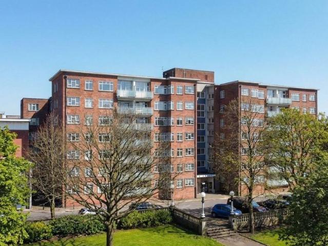 3 bedroom flat for sale