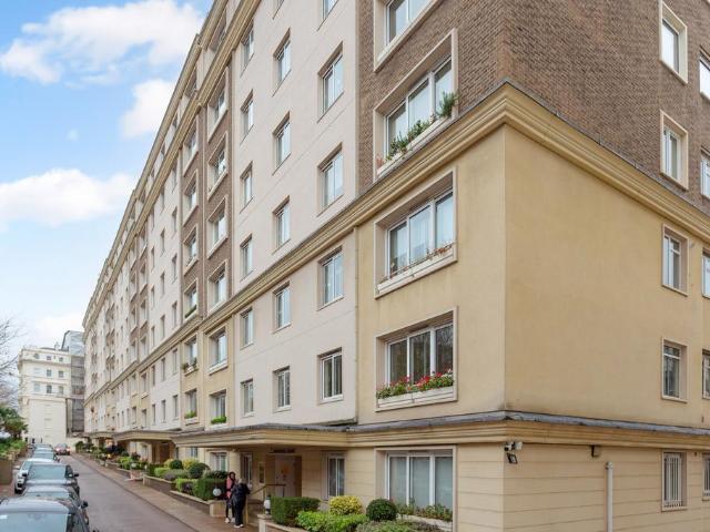 3 bedroom flat for sale