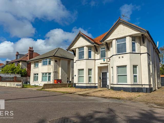 3 bedroom flat for sale
