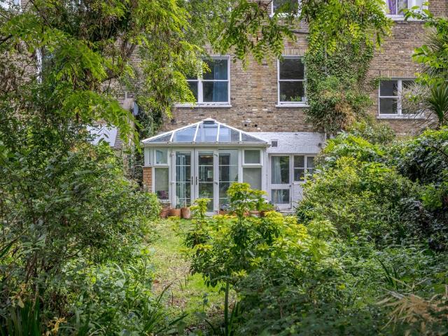 3 bedroom flat for sale