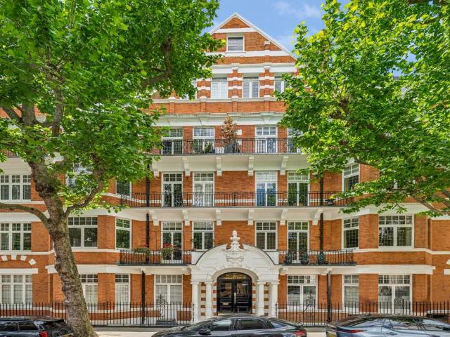 3 bedroom flat for sale