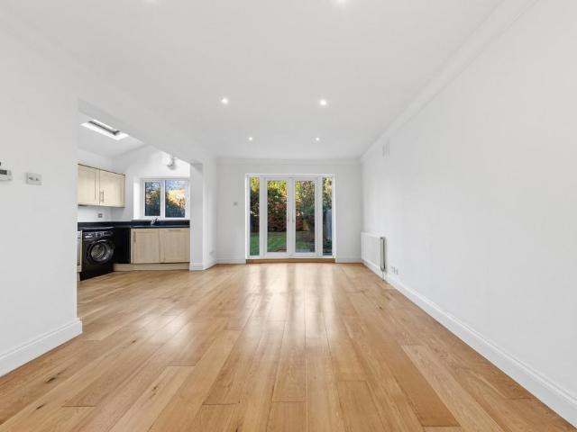 3 bedroom flat for sale