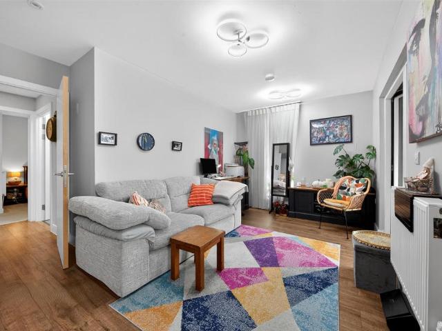 3 bedroom flat for sale