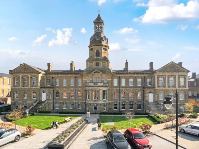 3 bedroom flat for sale