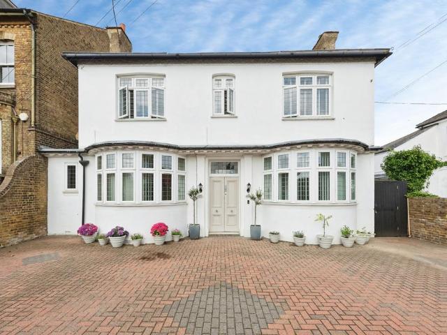 3 bedroom flat for sale