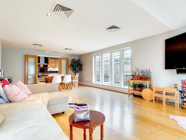 3 bedroom flat for sale