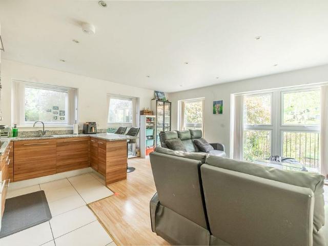 3 bedroom flat for sale