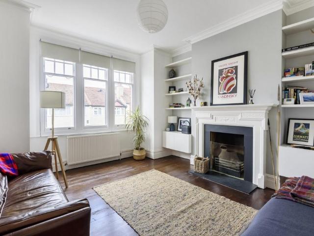 3 bedroom flat for sale