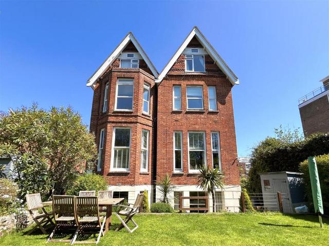 3 bedroom flat for sale