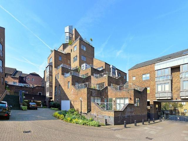 3 bedroom flat for sale