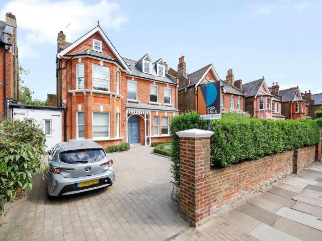 3 bedroom flat for sale