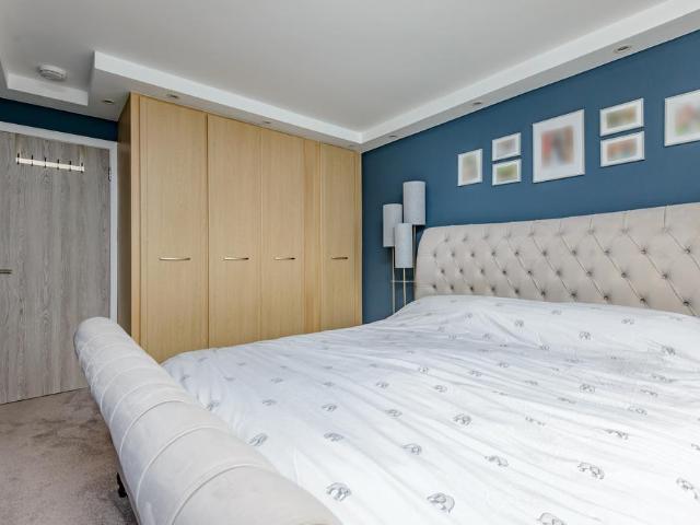 3 bedroom flat for sale