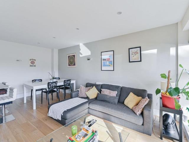 3 bedroom flat for sale