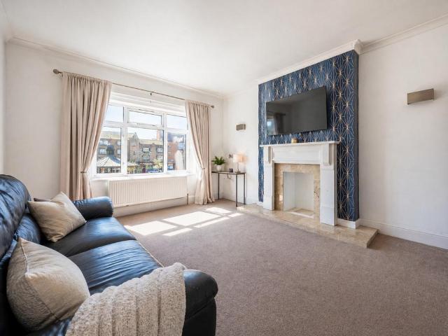 3 bedroom flat for sale