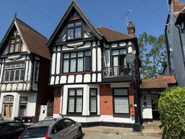 3 bedroom flat for sale
