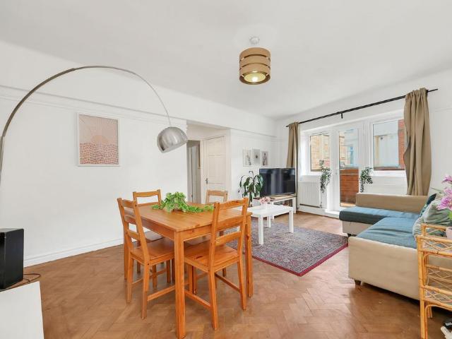 3 bedroom flat for sale