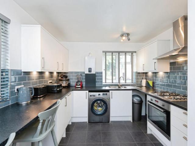 3 bedroom flat for sale