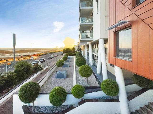 3 bedroom flat for sale
