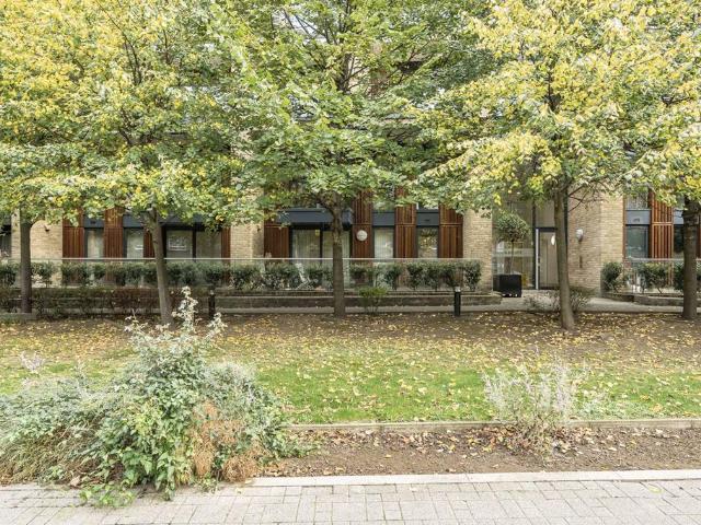 3 bedroom flat for sale